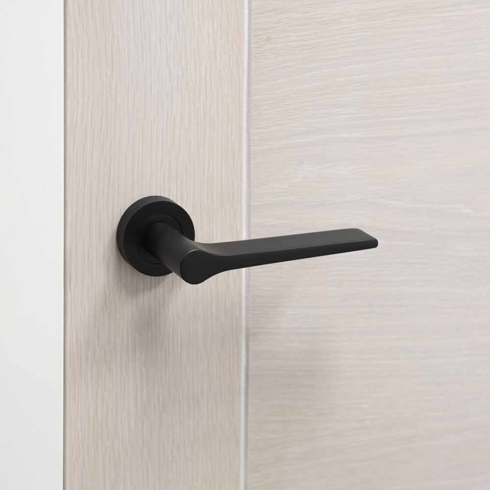 How To Replace Door Handles? A Step-By-Step Guide