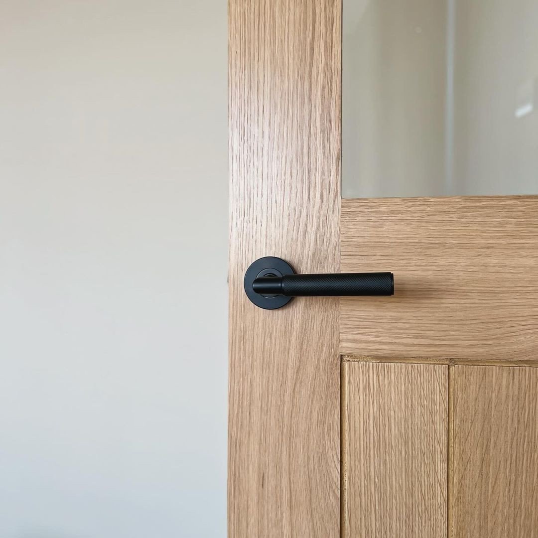 What Is the Difference Between Matte and Glossy Black Door Handles?