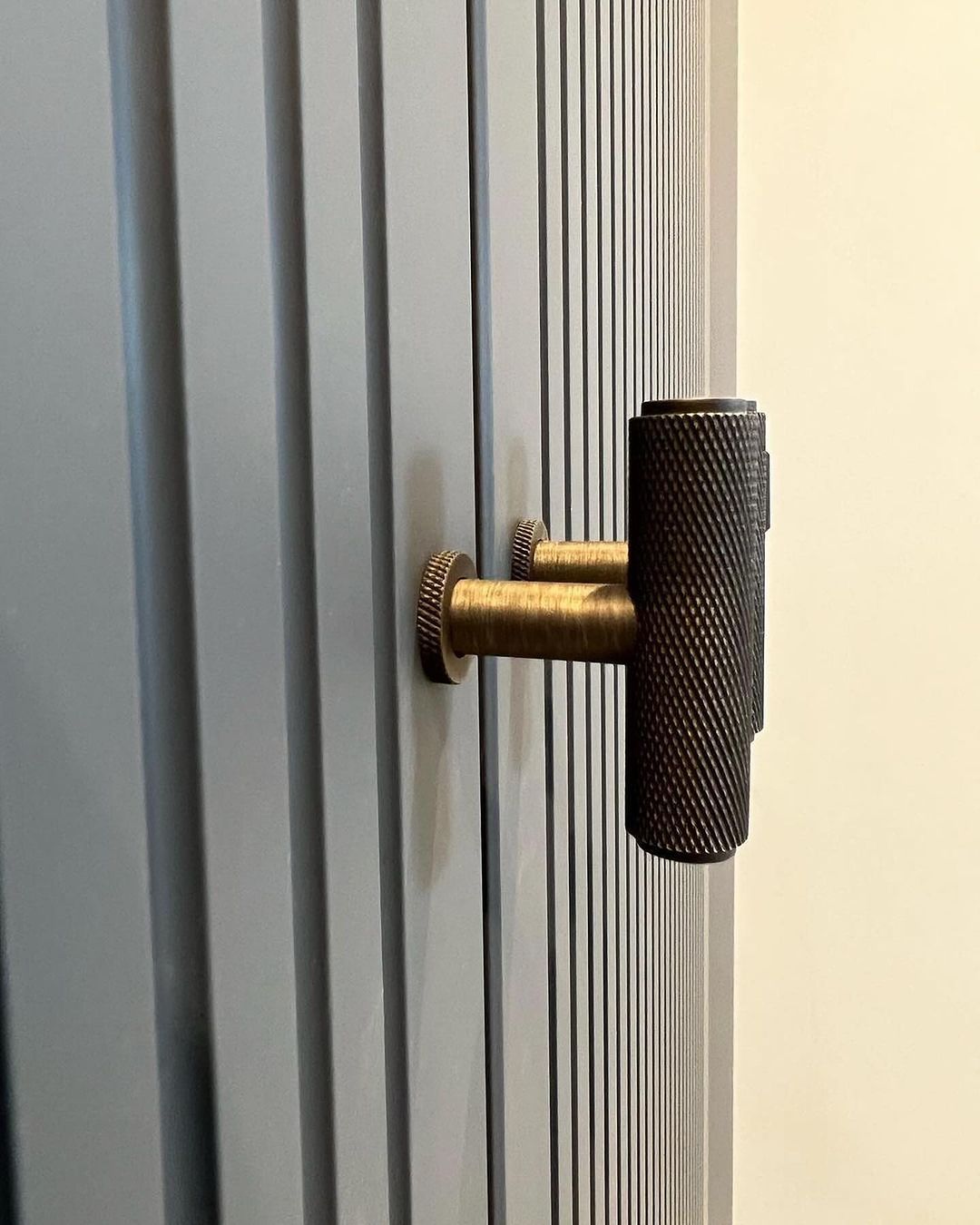 Choosing the Right Size Cabinet Handles for Wardrobe Doors
